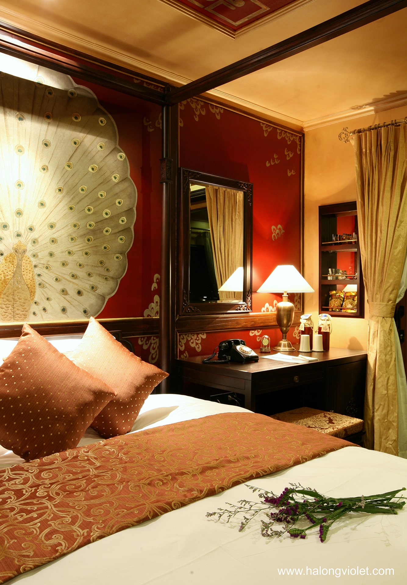 Halong Violet Boat – Asiatique Design